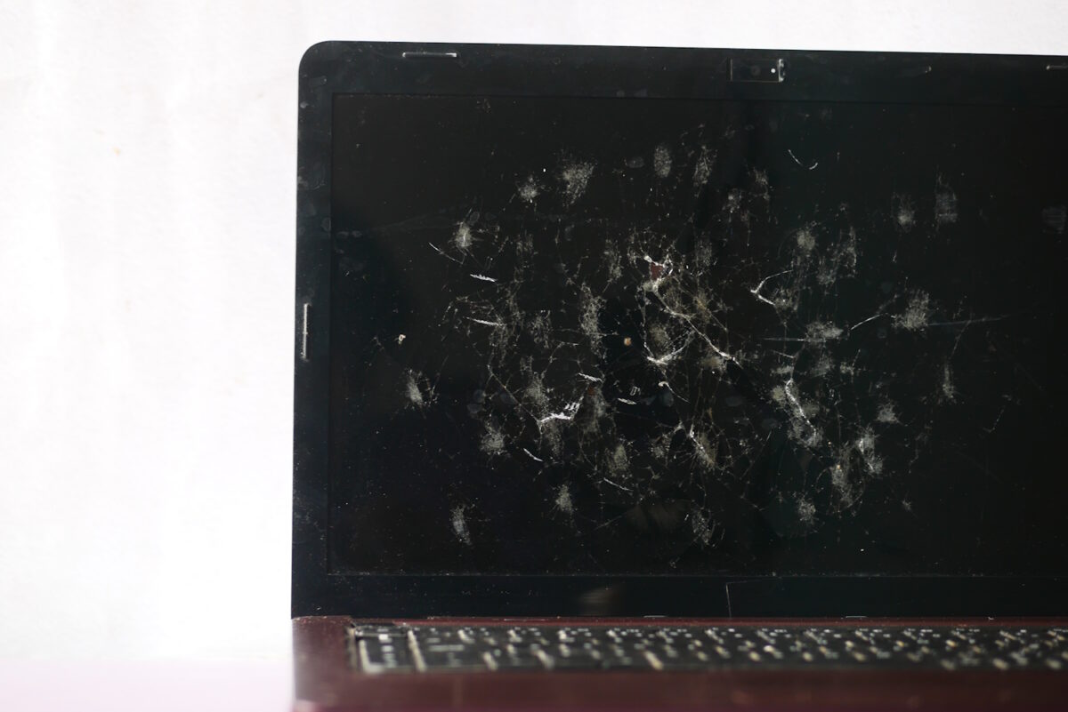 How much would it cost to repair a laptop screen? - Techfident